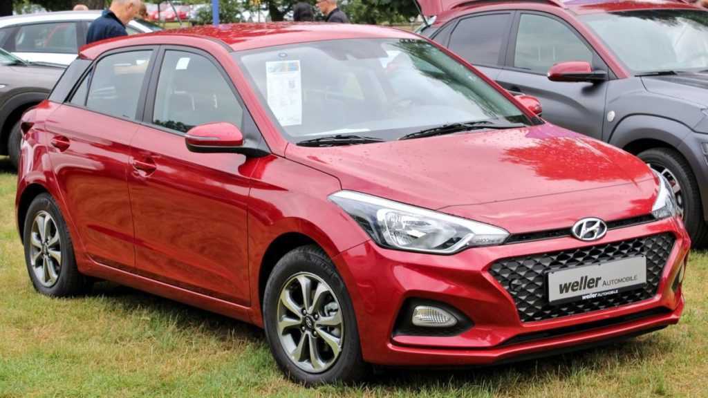 Hyundai i20: Birne am Abblendlicht vorne wechseln | Halogen H4 Lampe