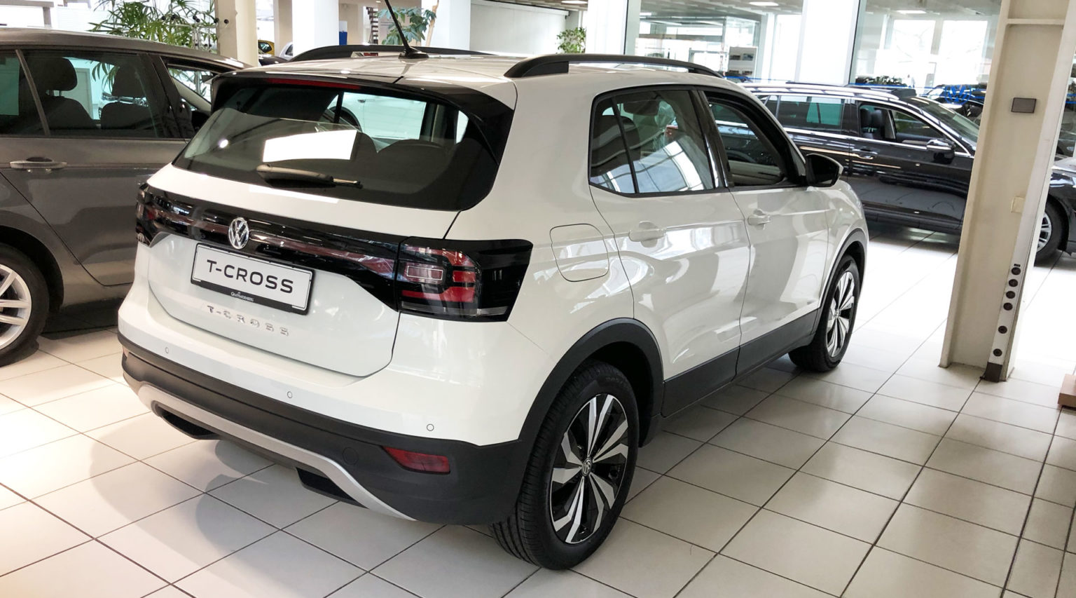 Leere Batterie am VW T-Cross wechseln | Kosten, Anlernen und Laden